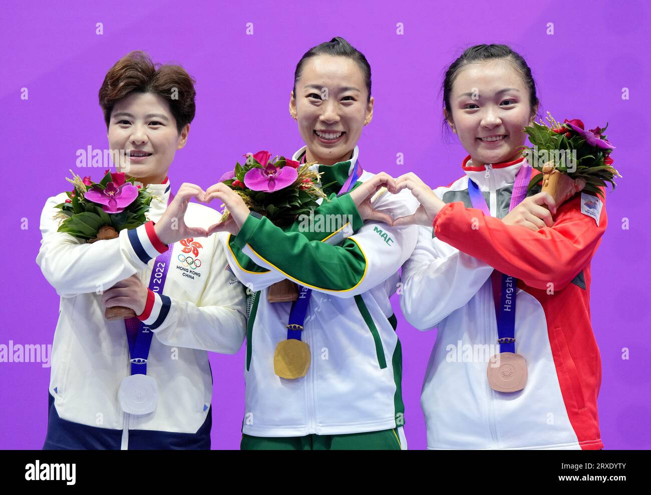 Hangzhou, China's Zhejiang Province. 25th Sep, 2023. Gold medalist Li ...