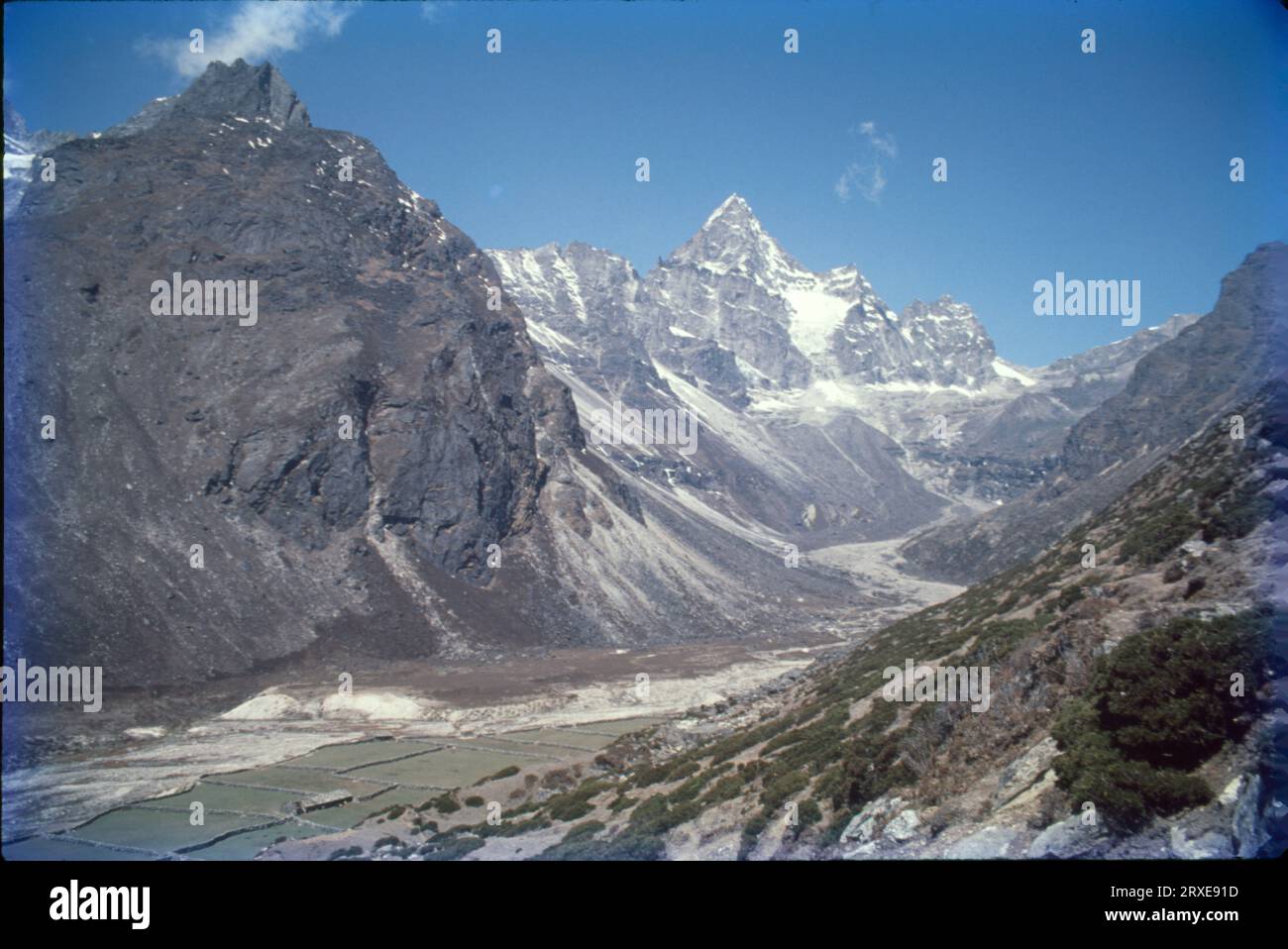 Himalyan mountain ranges hi-res stock photography and images - Alamy