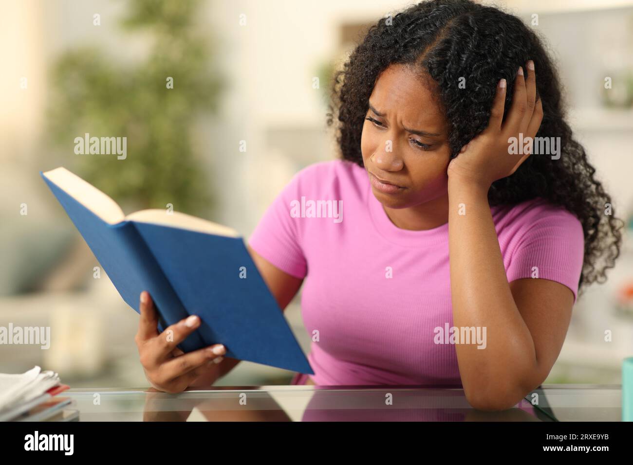 Sad african black girl hi-res stock photography and images - Alamy