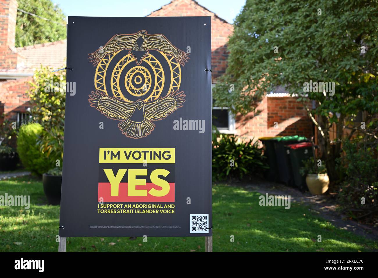 Black, yellow, and red I'm voting yes sign, featuring Aboriginal ...
