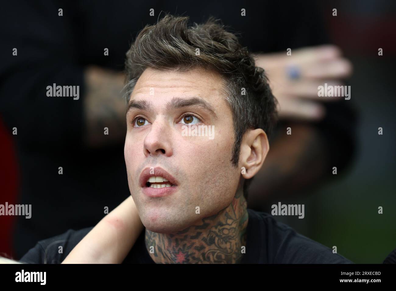 Singer ac hi-res stock photography and images - Alamy