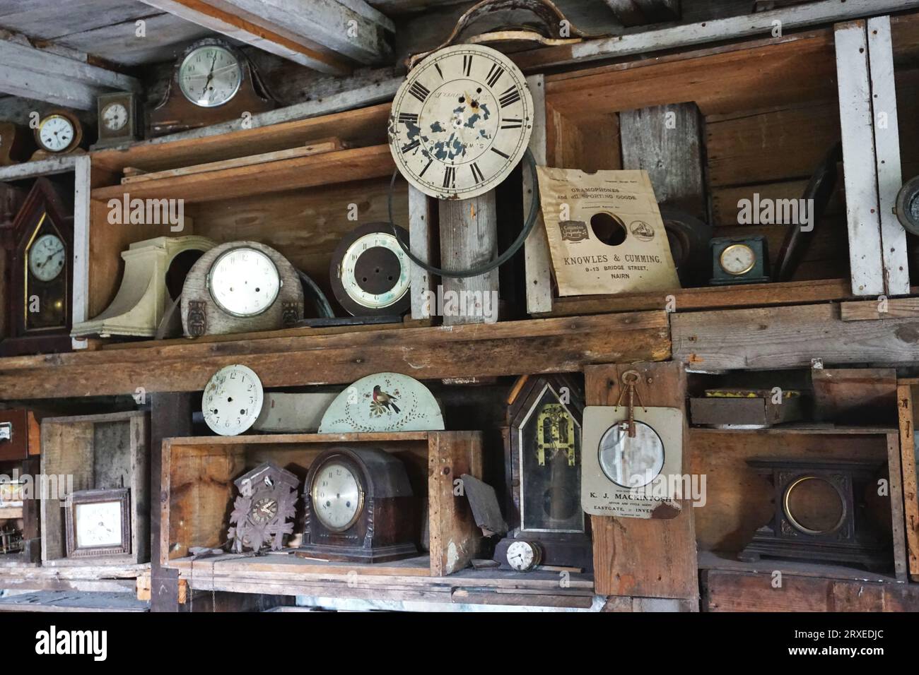 Antique clock shop hi-res stock photography and images - Alamy