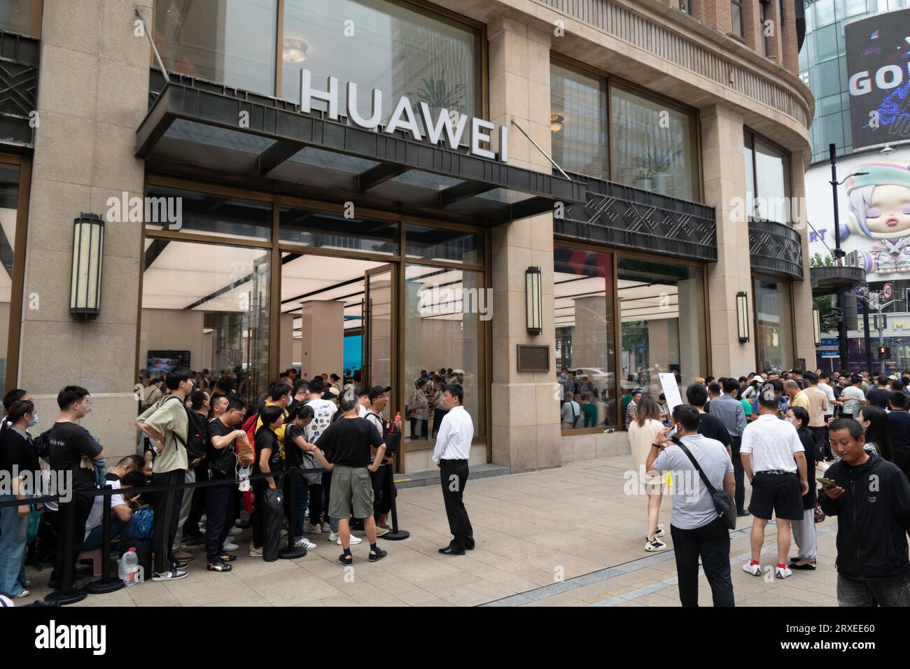 SHANGHAI, CHINA - SEPTEMBER 25, 2023 - A large number of people wait in ...