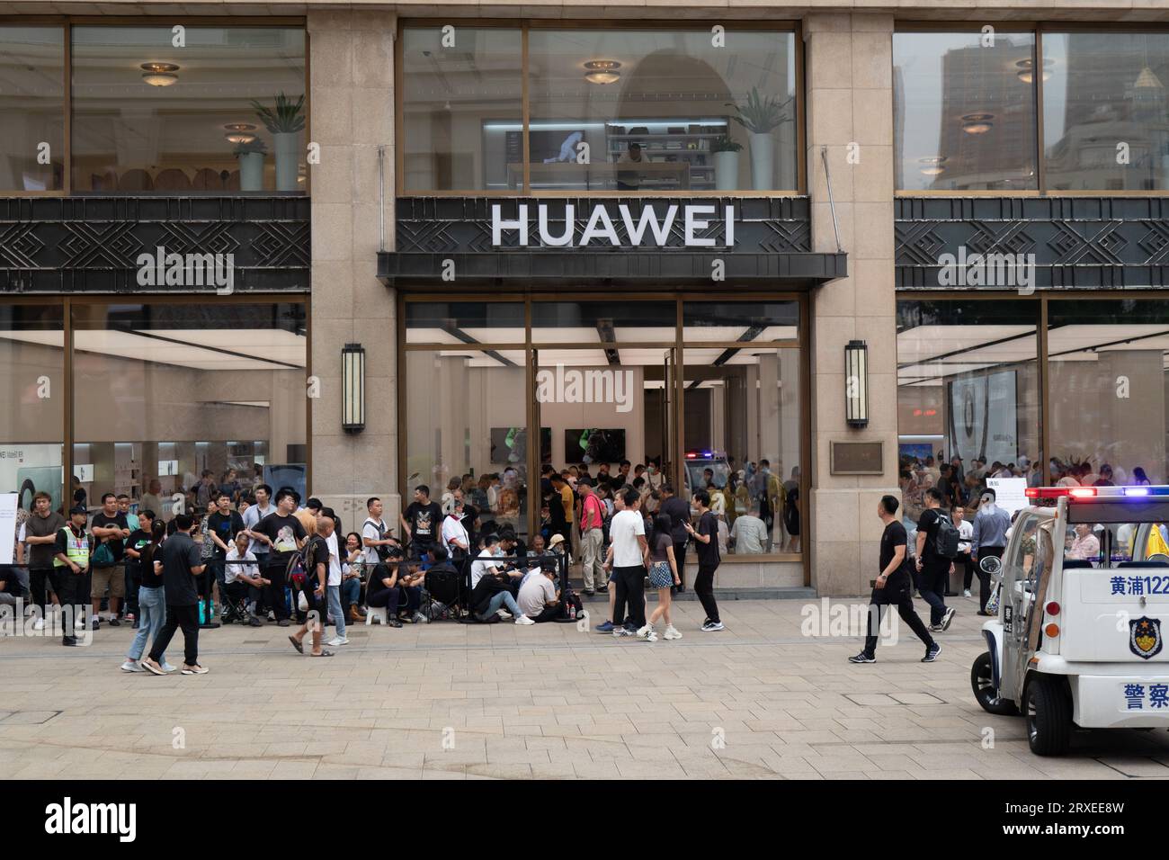 SHANGHAI, CHINA - SEPTEMBER 25, 2023 - A large number of people wait in ...
