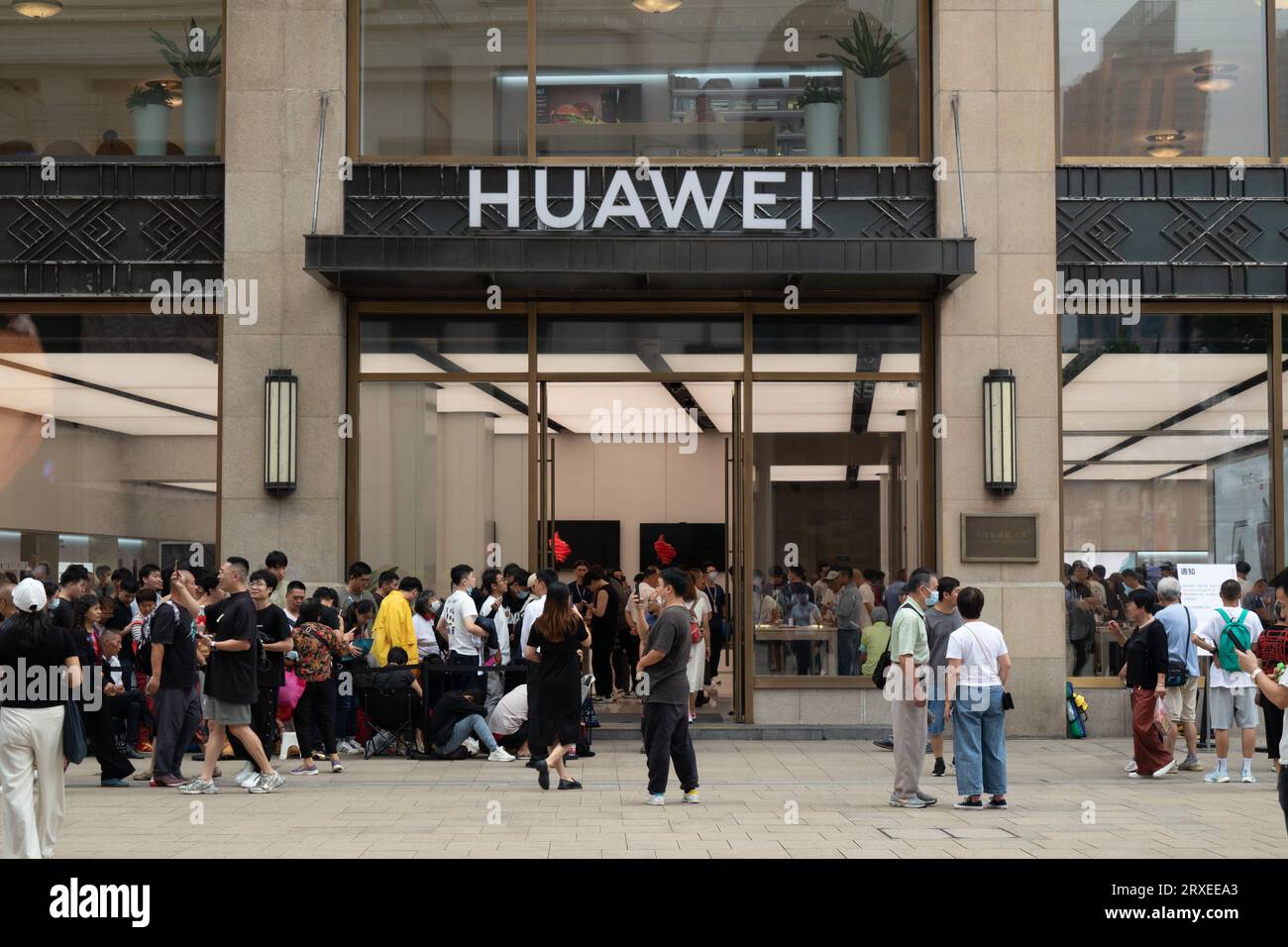 SHANGHAI, CHINA - SEPTEMBER 25, 2023 - A large number of people wait in ...