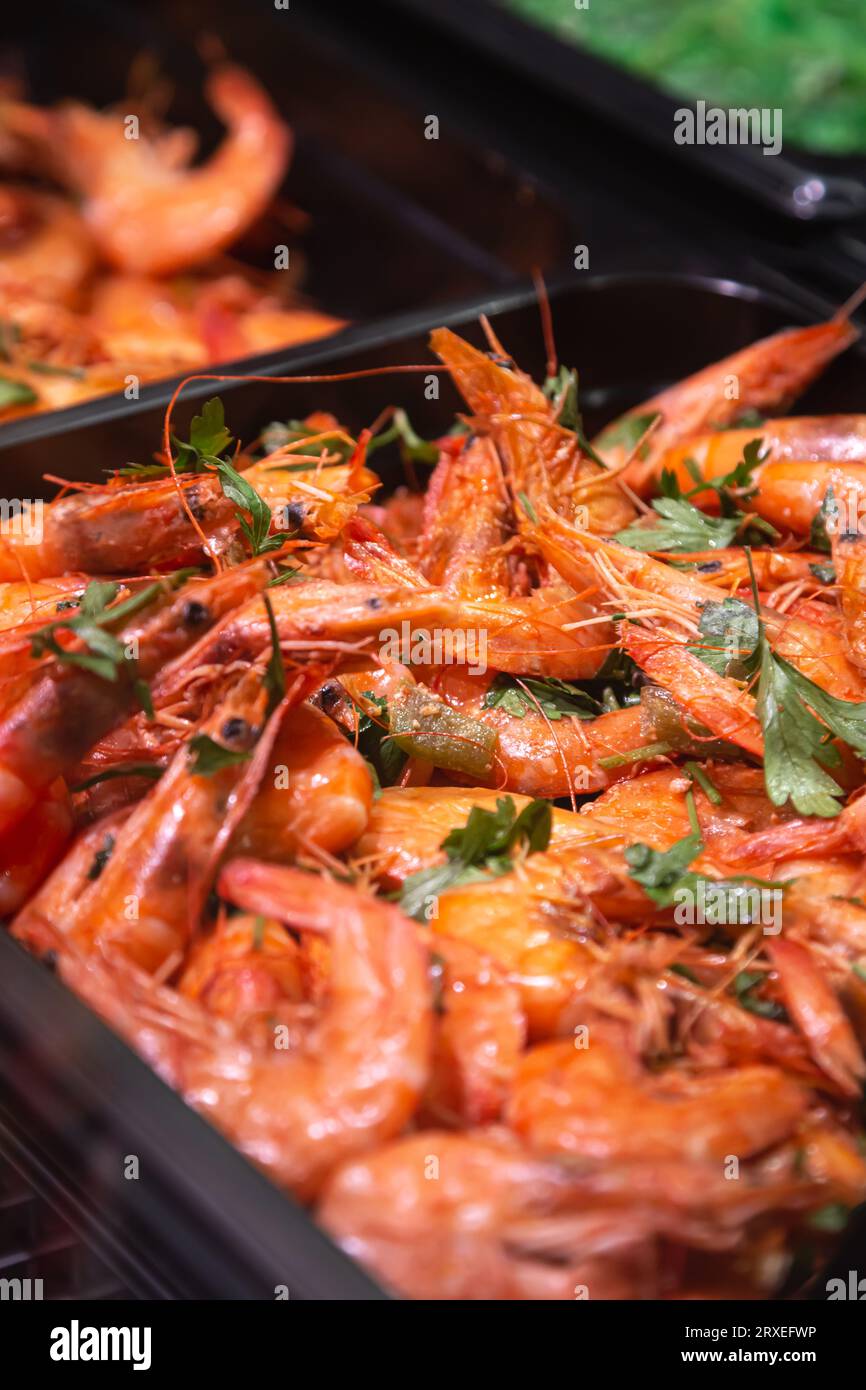 Fresh shrimp on ice at seafood restaurant buffet Stock Photo - Alamy