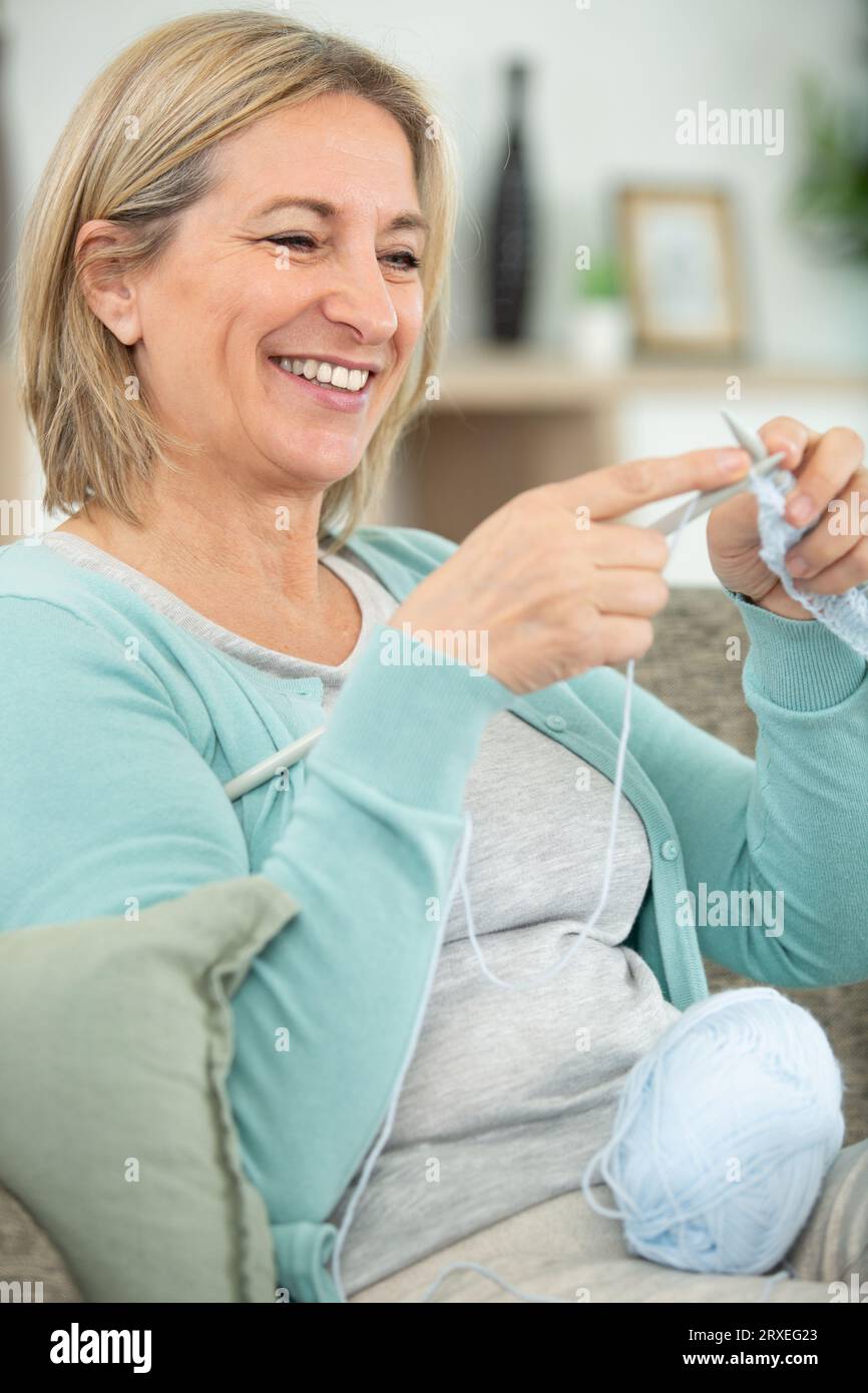 happy mature woman knitting smiling Stock Photo - Alamy