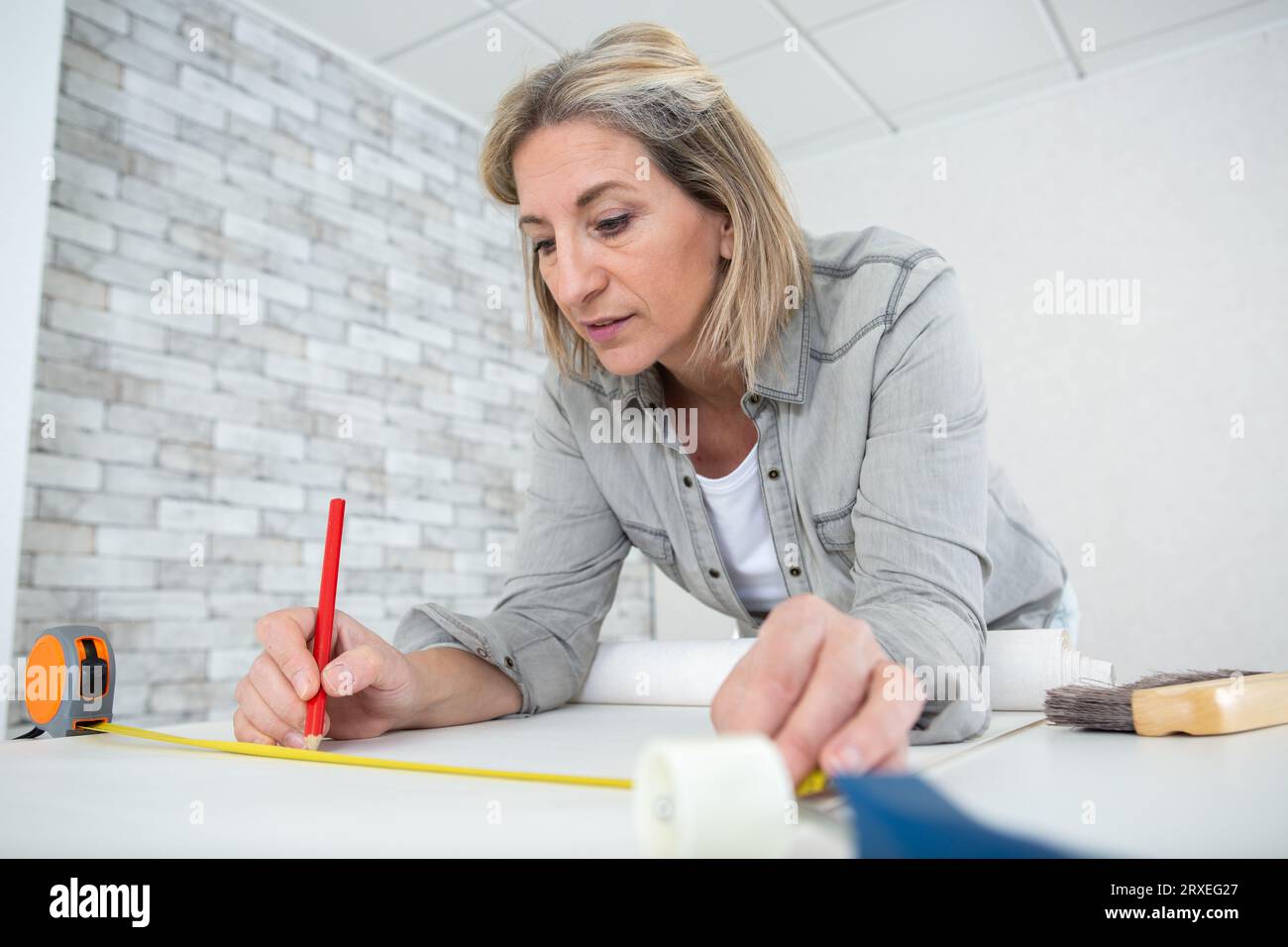 Watching instructions hi-res stock photography and images - Alamy