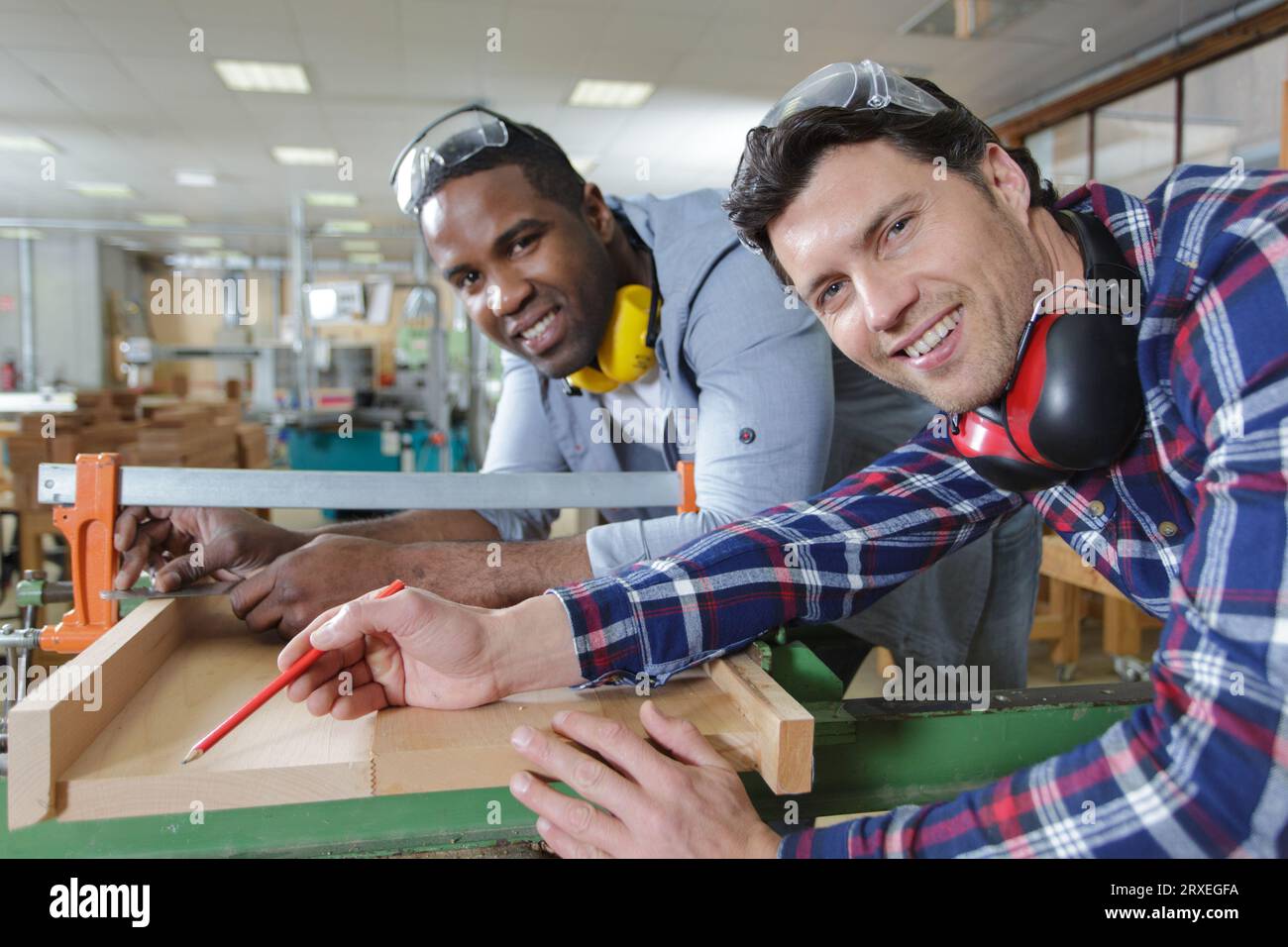Carpenters team work together hi-res stock photography and images - Alamy