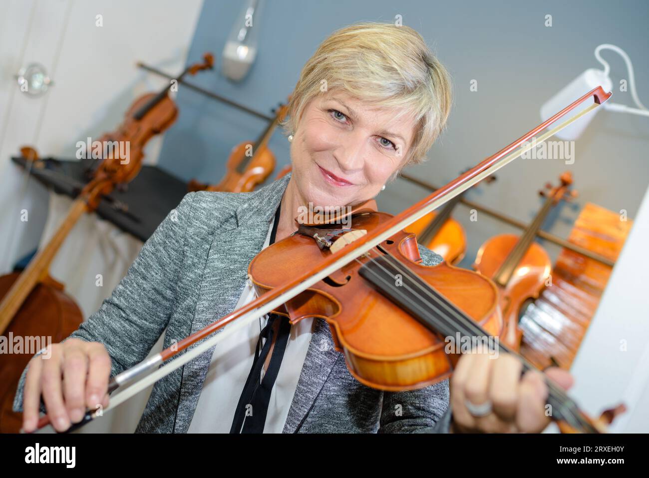Female violin maker hi-res stock photography and images - Alamy