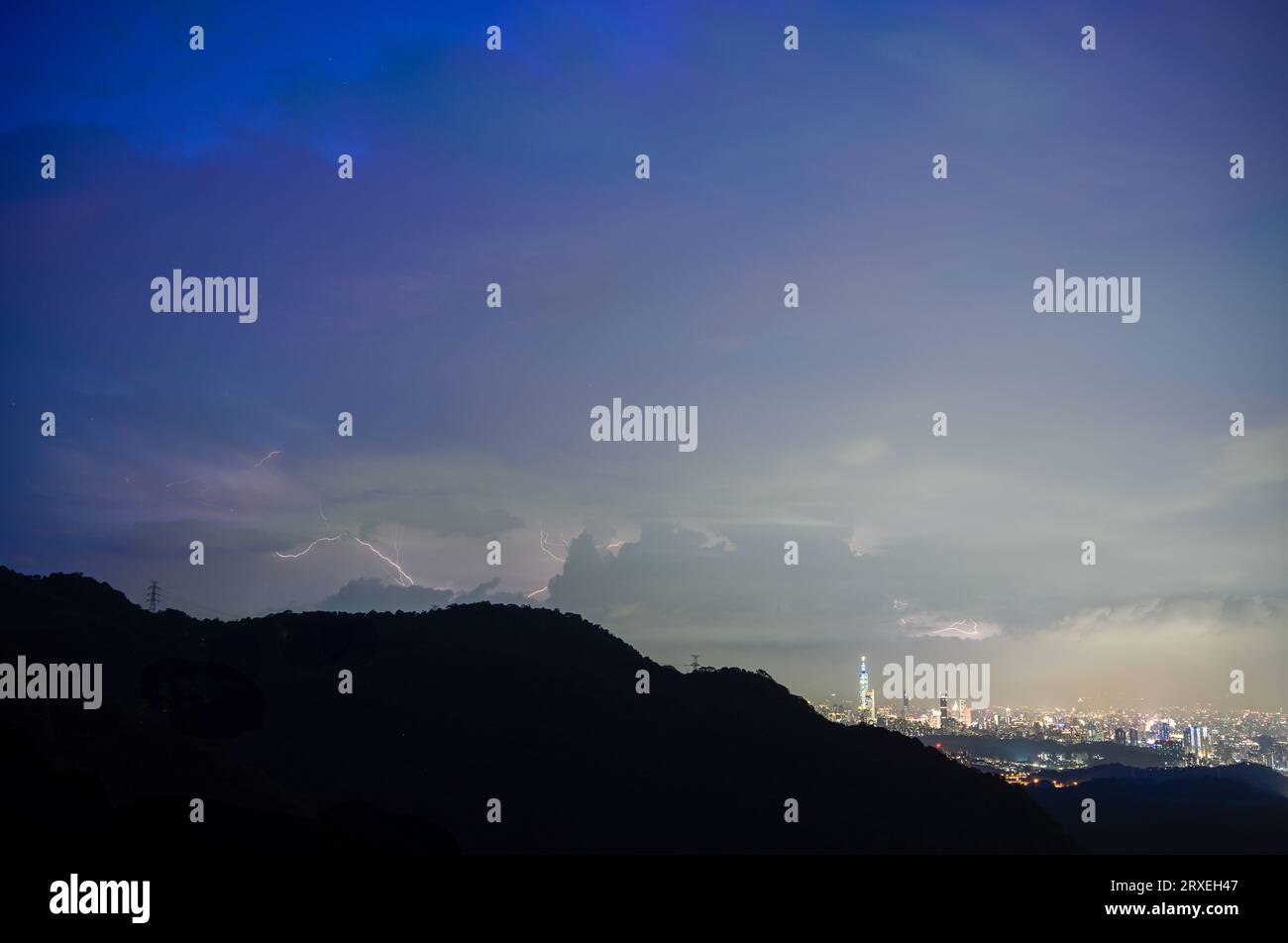 Cityscape shrouded hi-res stock photography and images - Alamy