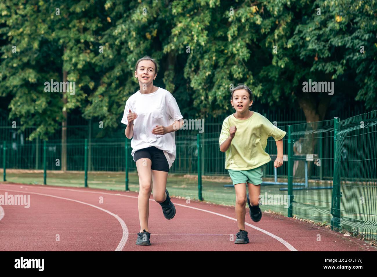 Girls track run event teenager hi-res stock photography and images - Alamy