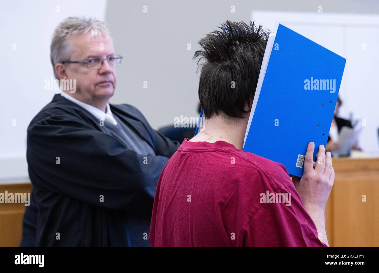 25 September 2023, Hesse, Gießen: The defendant is led into the hearing ...