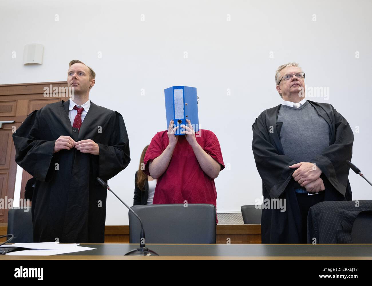 25 September 2023, Hesse, Gießen: The defendant is led into the hearing ...