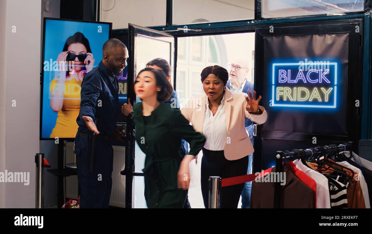 Sales crowd rush doors hi-res stock photography and images - Alamy