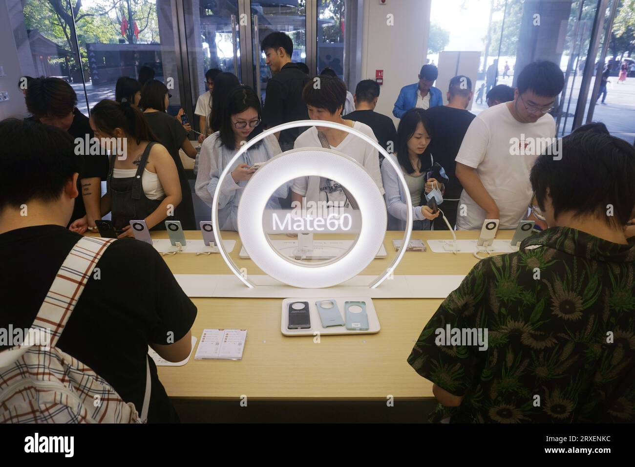Hangzhou, China. 25th Sep, 2023. HANGZHOU, CHINA - SEPTEMBER 25, 2023 - Customers experience ...