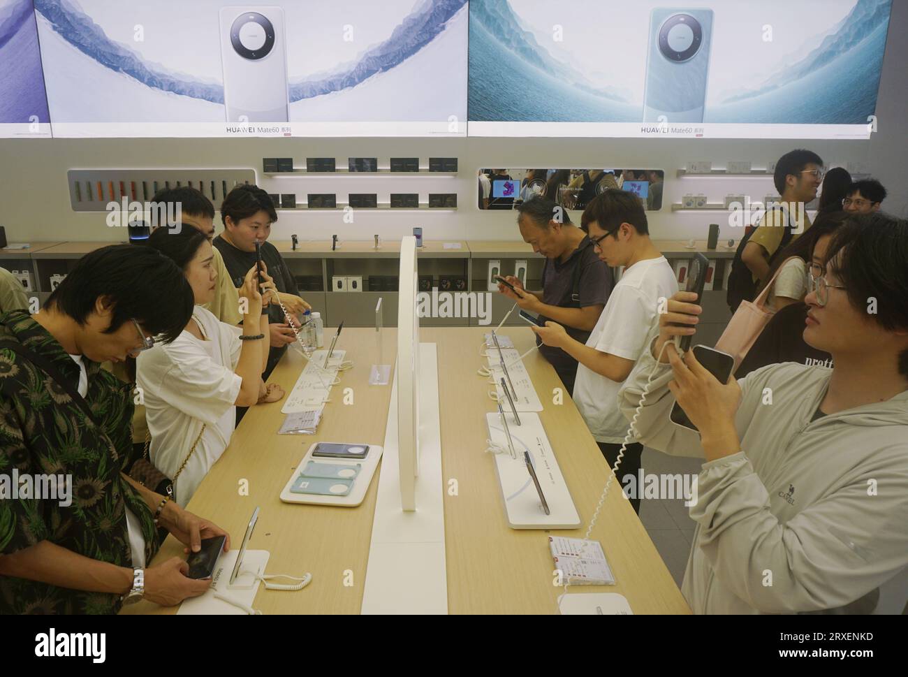 Hangzhou, China. 25th Sep, 2023. HANGZHOU, CHINA - SEPTEMBER 25, 2023 - Customers experience ...