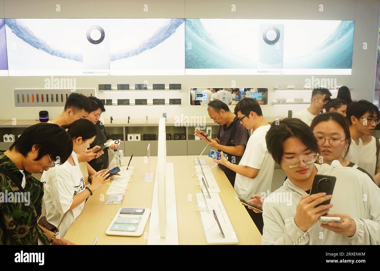 Hangzhou, China. 25th Sep, 2023. HANGZHOU, CHINA - SEPTEMBER 25, 2023 - Customers experience ...