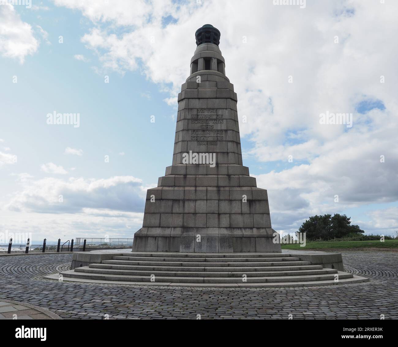 Dundee law war memorial hi-res stock photography and images - Alamy