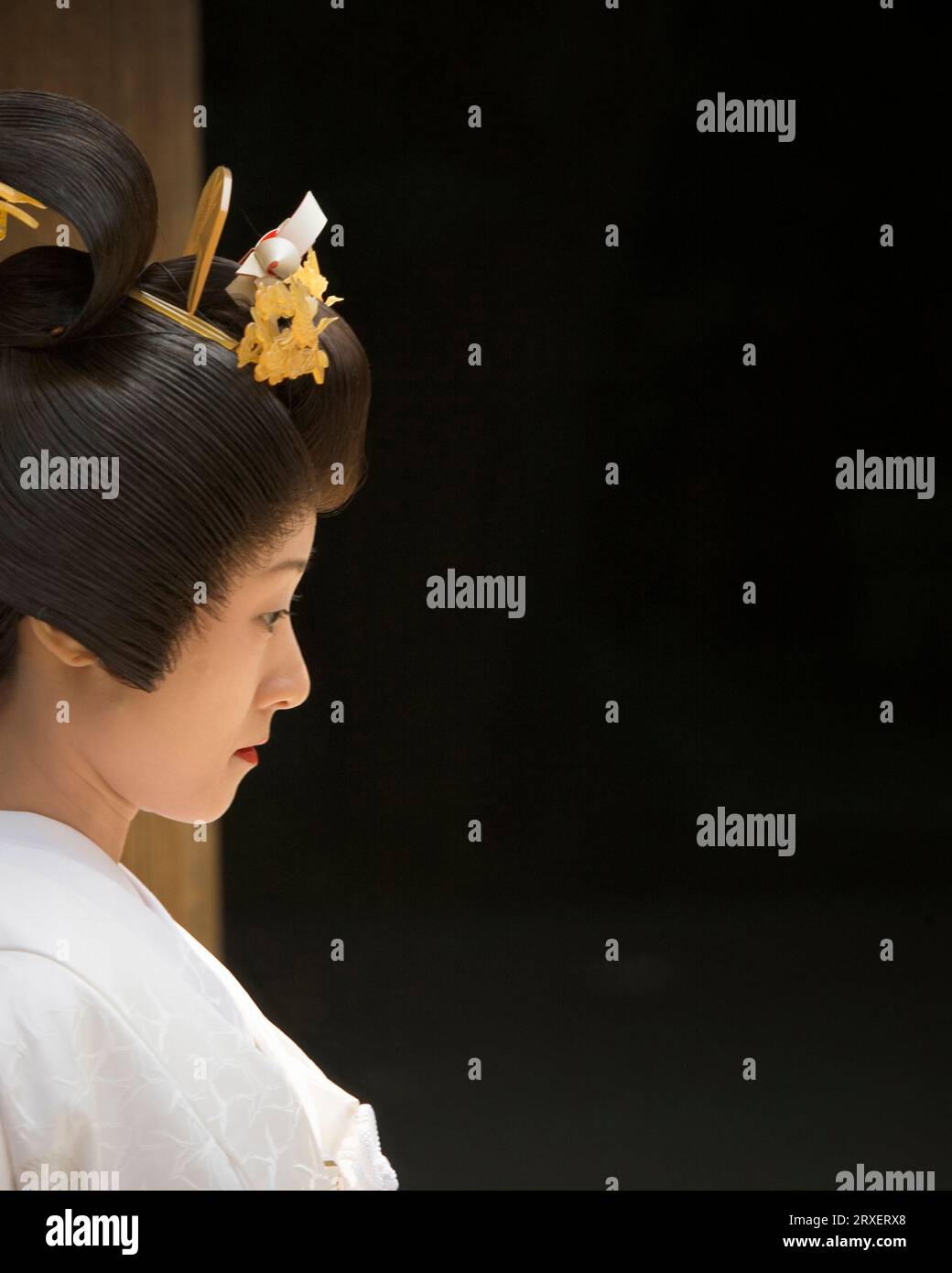 Side view portrait of a traditional Japanese bride Stock Photo - Alamy