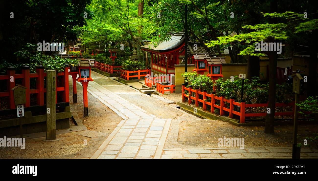 Red fences and walkway in Maruyama Park, Kyoto, Japan Stock Photo - Alamy