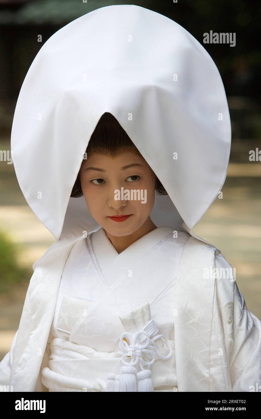 Portrait of a traditional Japanese bride Stock Photo - Alamy