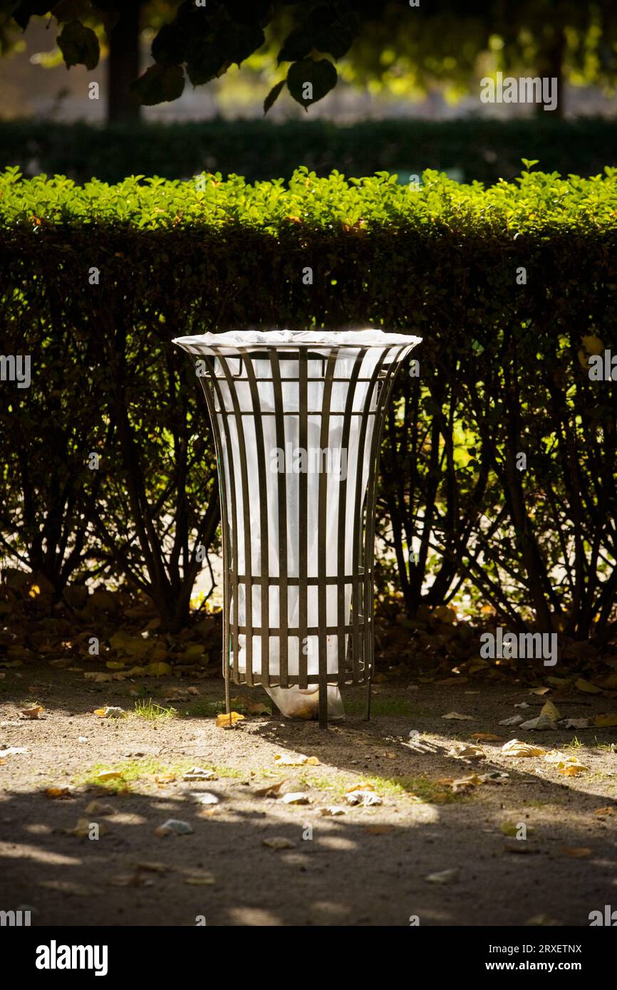 Park garbage container hi-res stock photography and images - Alamy