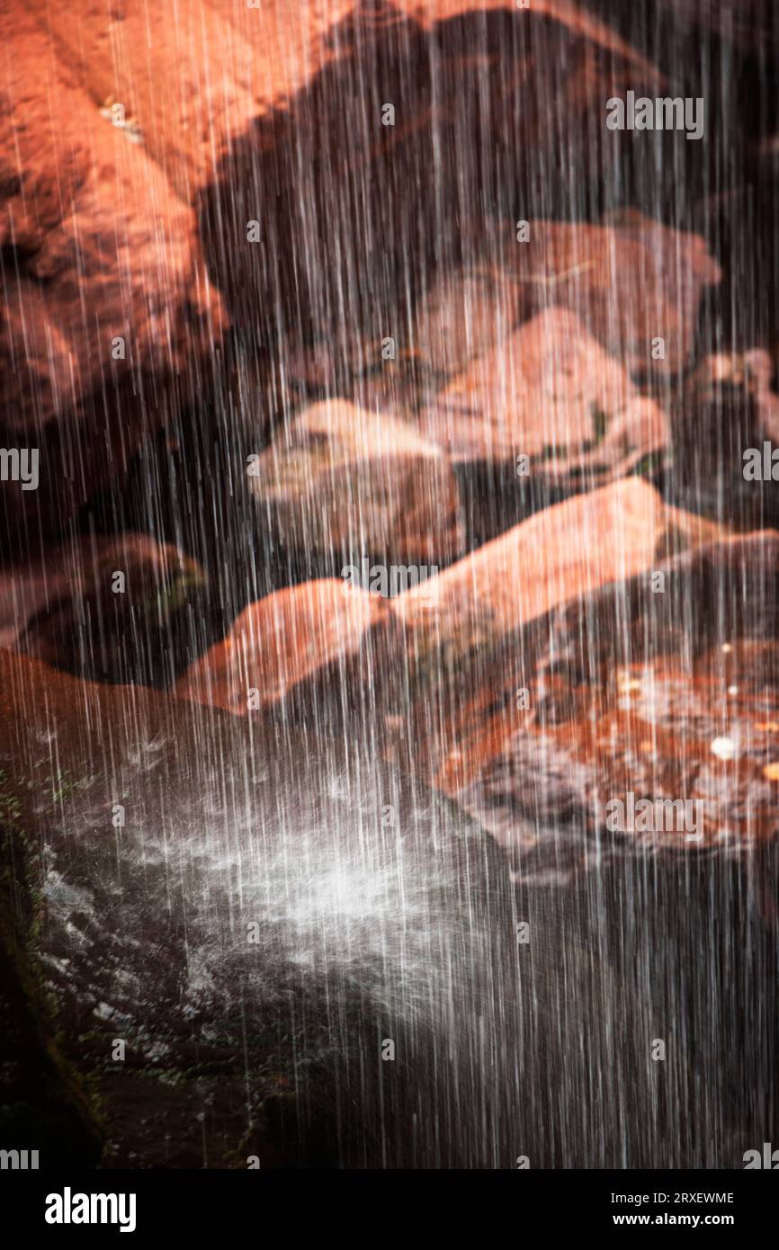 Water drops falling on rock hi-res stock photography and images - Alamy