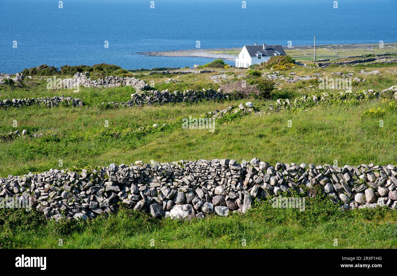Rural irish cottage sea landscape hi-res stock photography and images ...