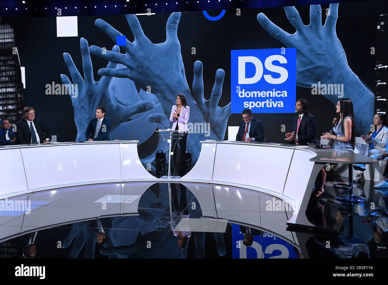 Milan, TV broadcast "La Domenica sport" - Simona Rolandi, Eraldo Pecci ...