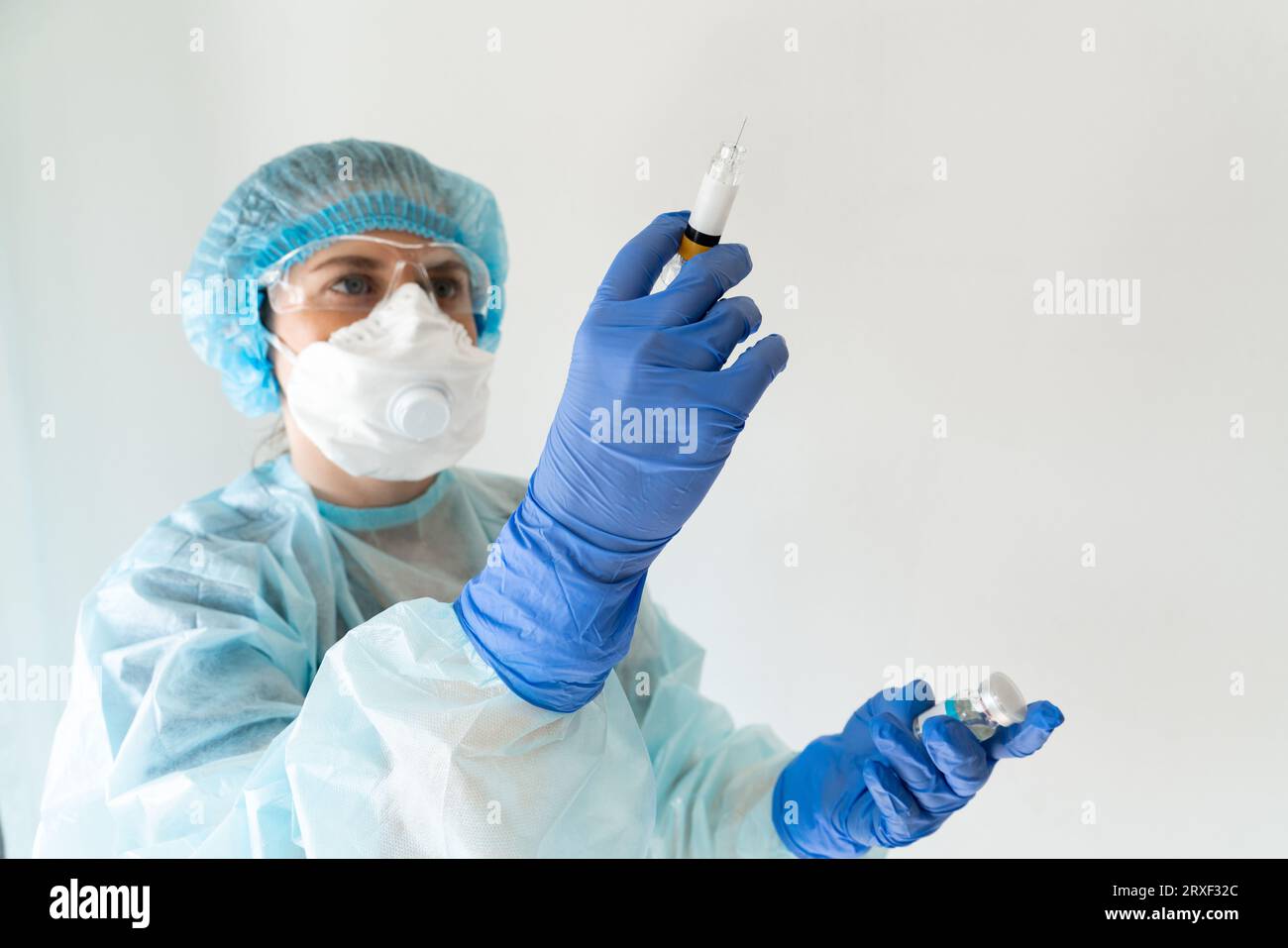 Doctor holds syringe and injection medicine Stock Photo - Alamy