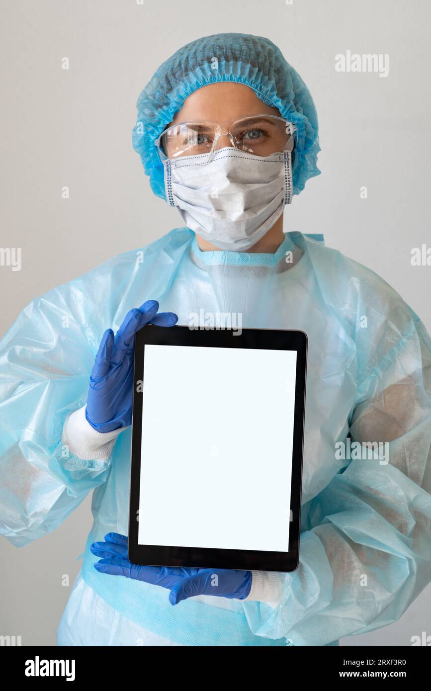 Medical doctor shows digital tablet's screen Stock Photo - Alamy