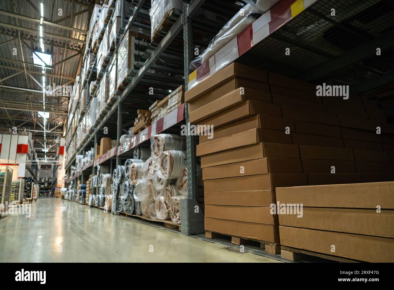 Self-service warehouse in a hardware store Stock Photo - Alamy