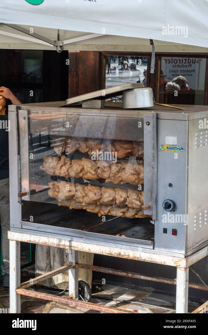 Grilling whole chickens in rotisserie machine Stock Photo - Alamy