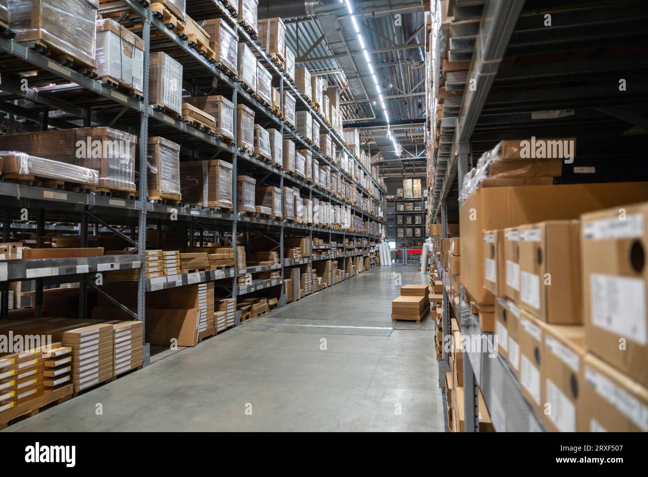 Self-service warehouse in a hardware store Stock Photo - Alamy