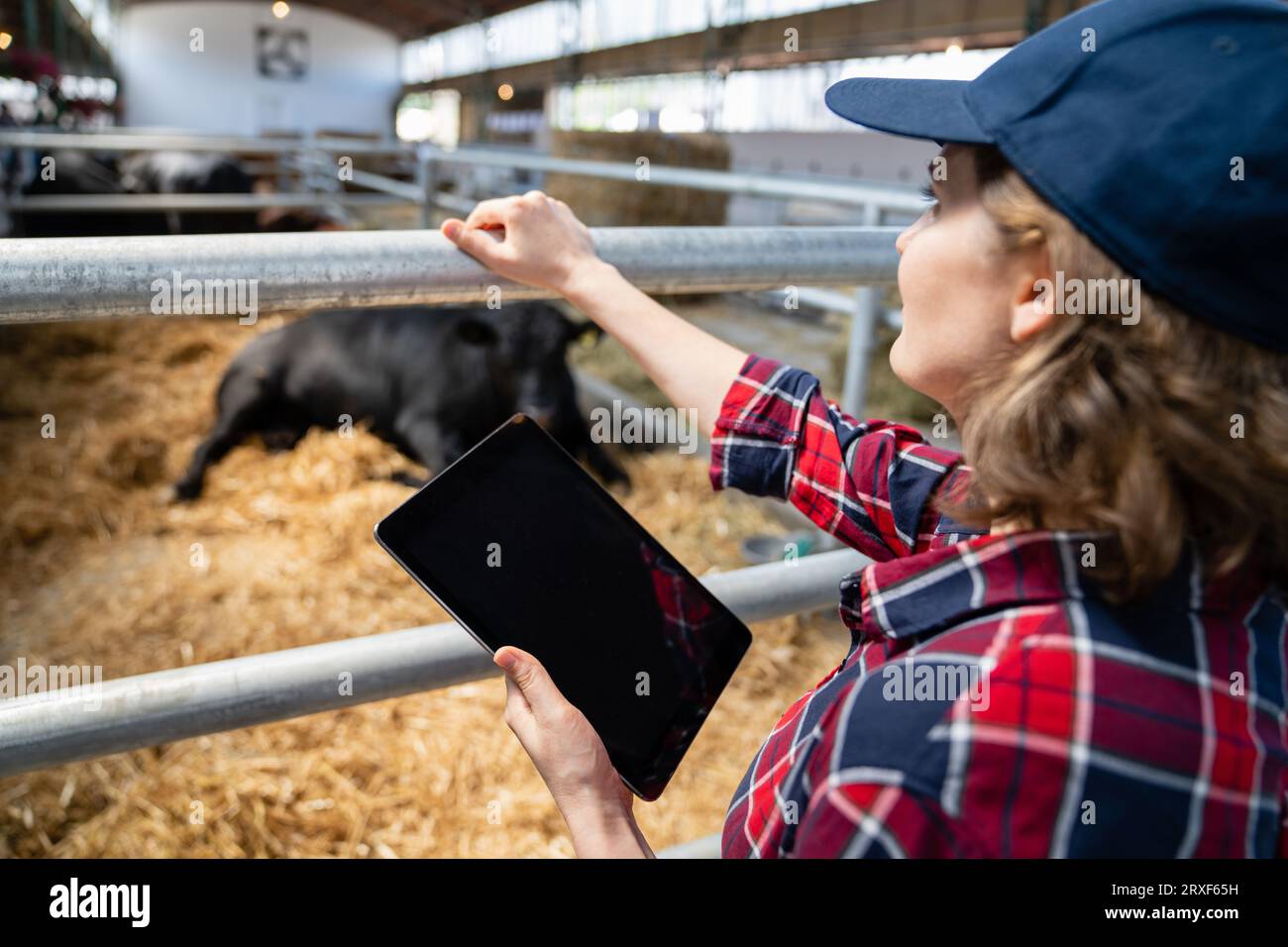 Farmer digital tablet works hi-res stock photography and images - Alamy