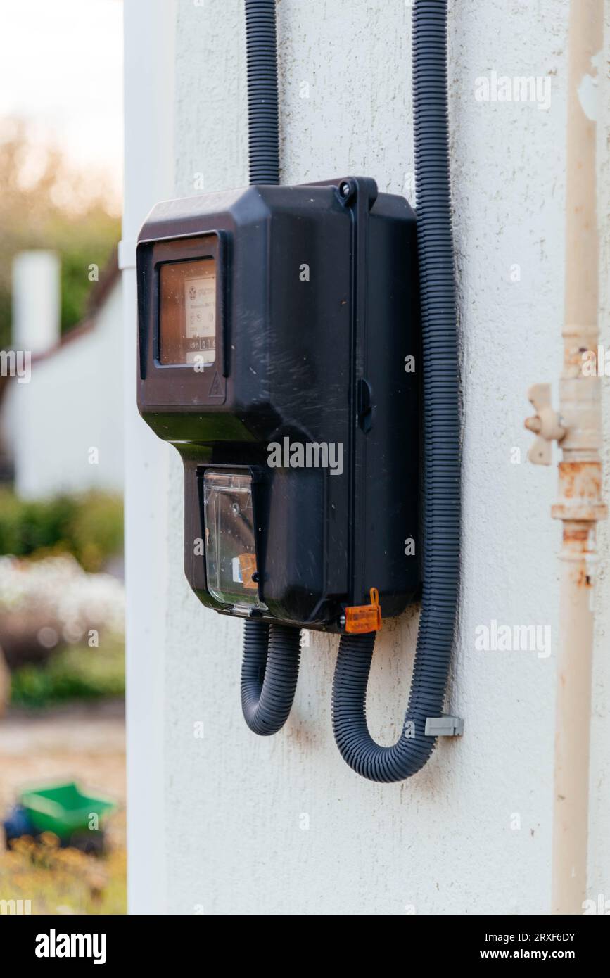 Black electric meter on the wall of the house Stock Photo - Alamy