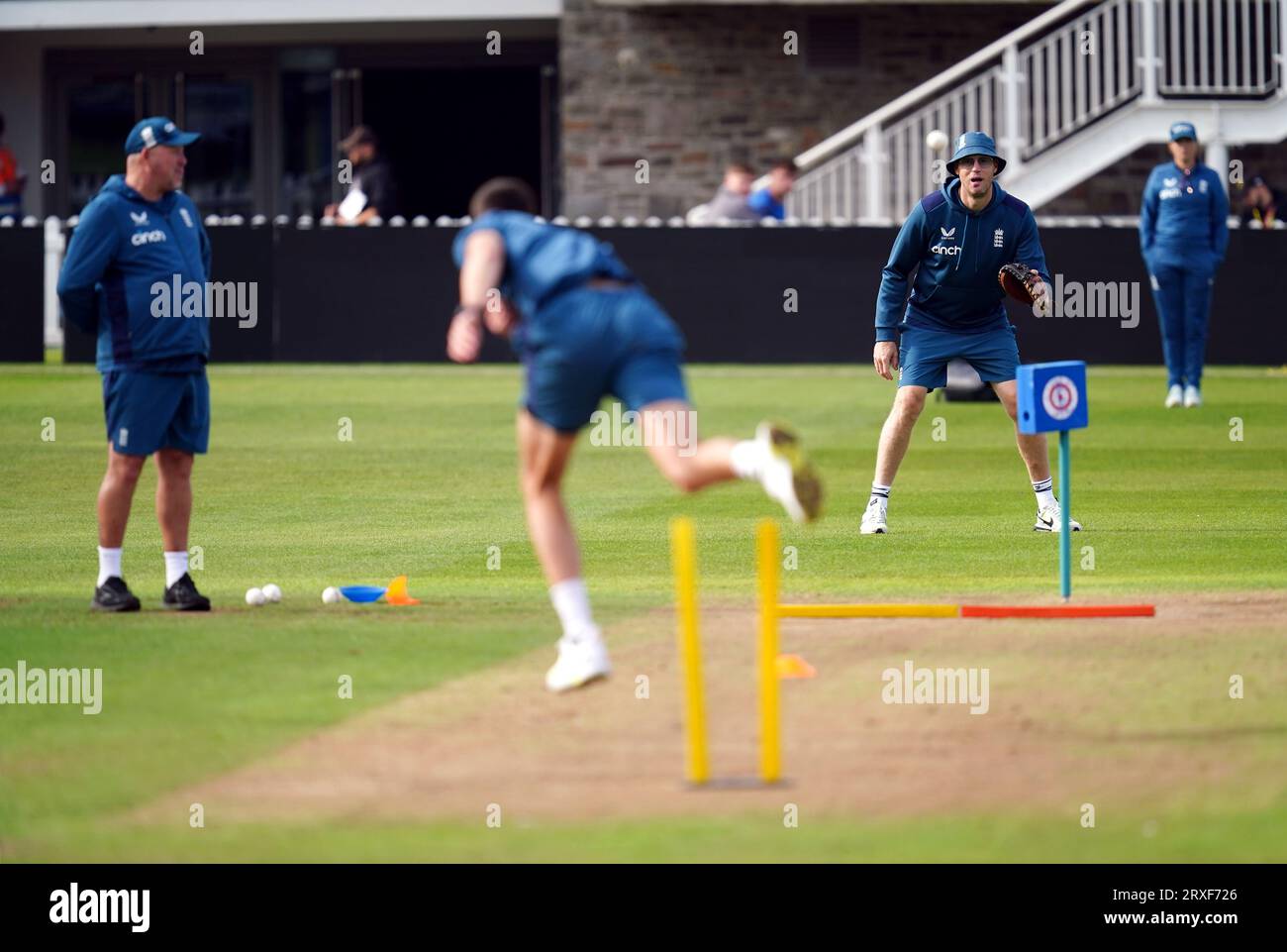 England fast bowling coach David Saker and former England captain ...