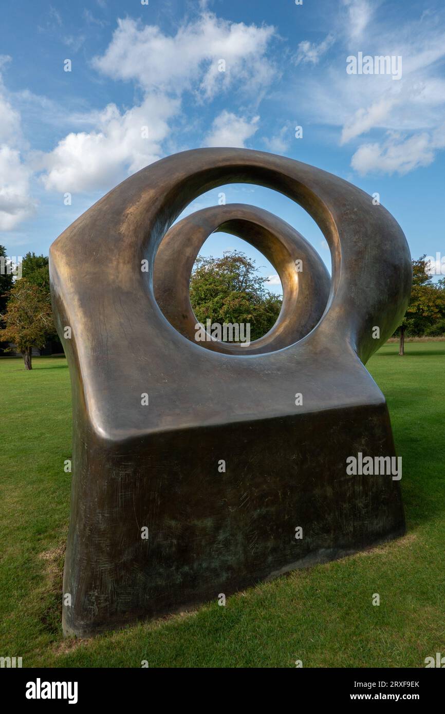 Henry Moore Foundation, Henry Moore, 'Double Oval' 1966 (LH 560), bronze Stock Photo - Alamy