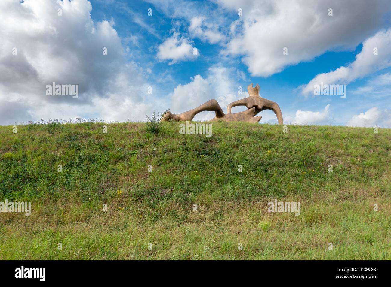 Large reclining figure 1983 hi-res stock photography and images - Alamy
