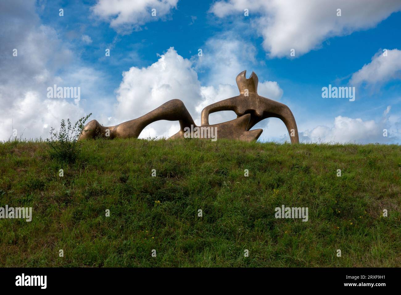 Large reclining figure 1983 hi-res stock photography and images - Alamy