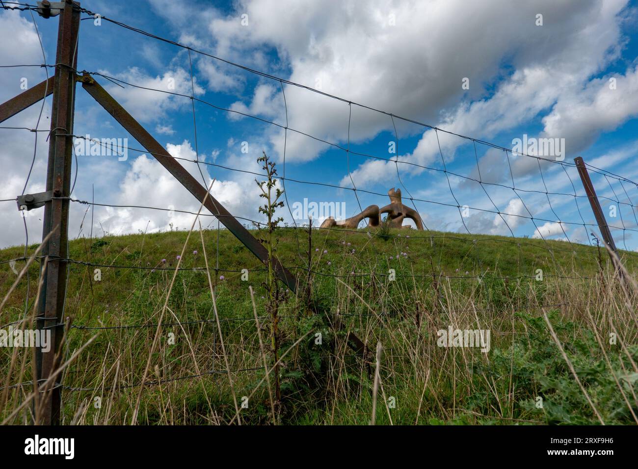 Large reclining figure 1983 hi-res stock photography and images - Alamy