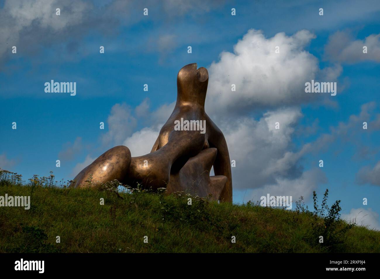Large reclining figure 1983 hi-res stock photography and images - Alamy