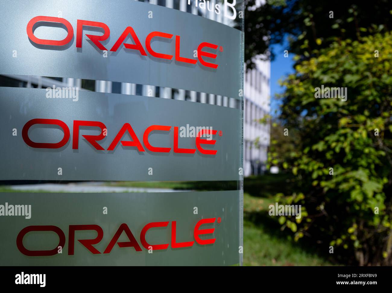 25 September 2023, Bavaria, Munich: The logo of the software and hardware manufacturer Oracle ...