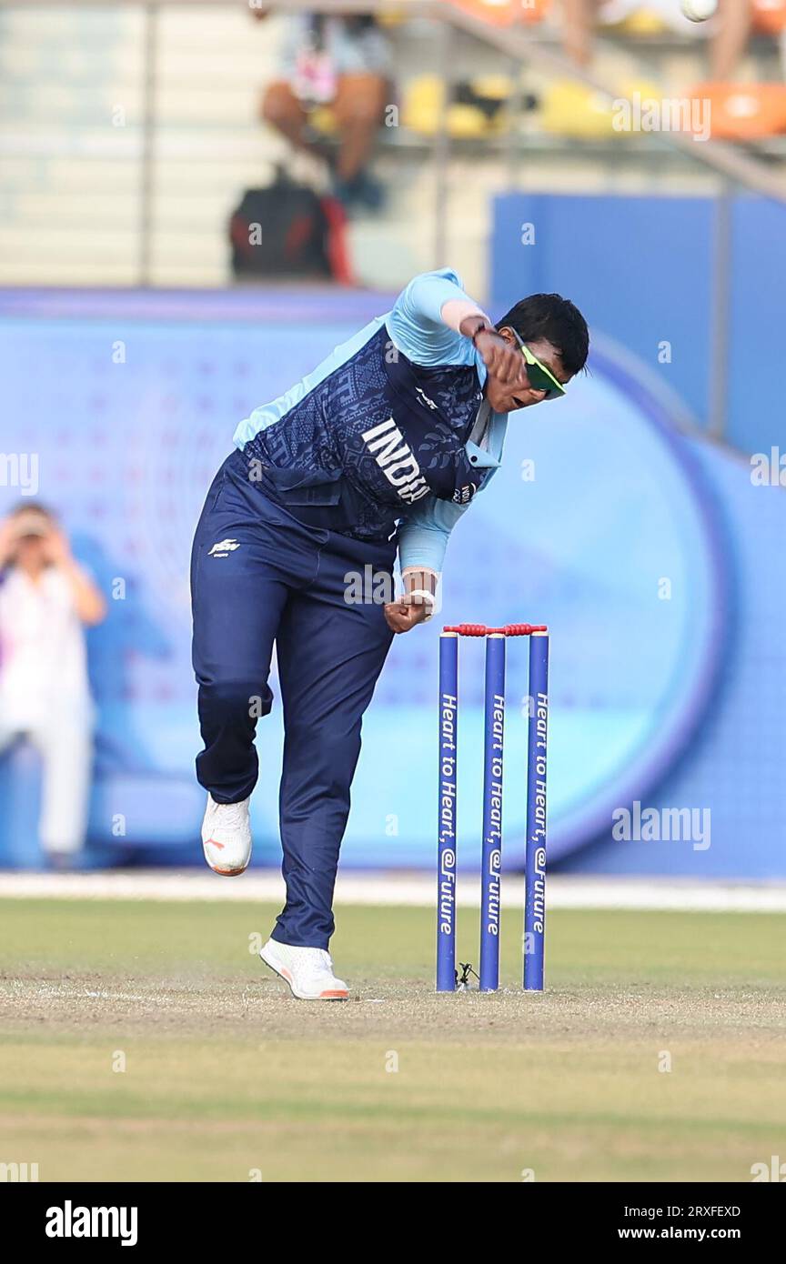 Women cricket bowling hi-res stock photography and images - Alamy