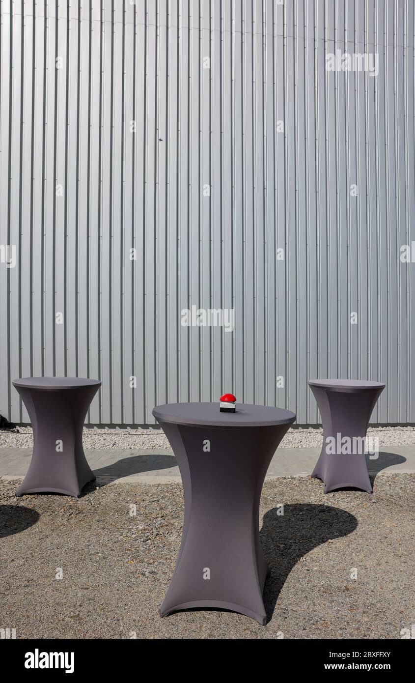 Chemnitz, Germany. 25th Sep, 2023. A red buzzer lies on a bar table in ...