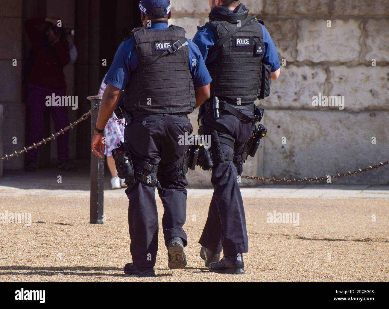 Met police firearms officer hi-res stock photography and images - Alamy
