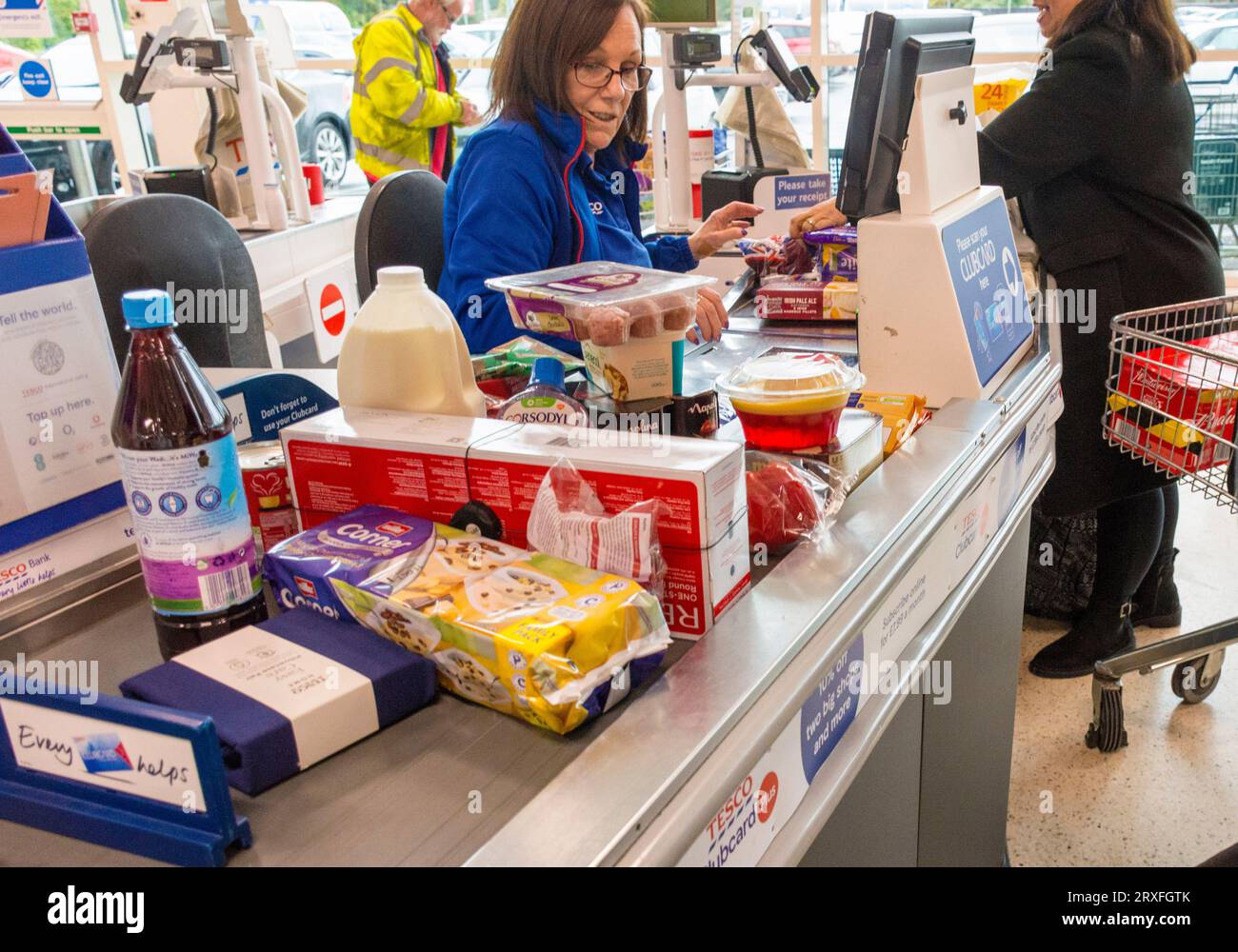 Supermarket conveyor hi-res stock photography and images - Alamy