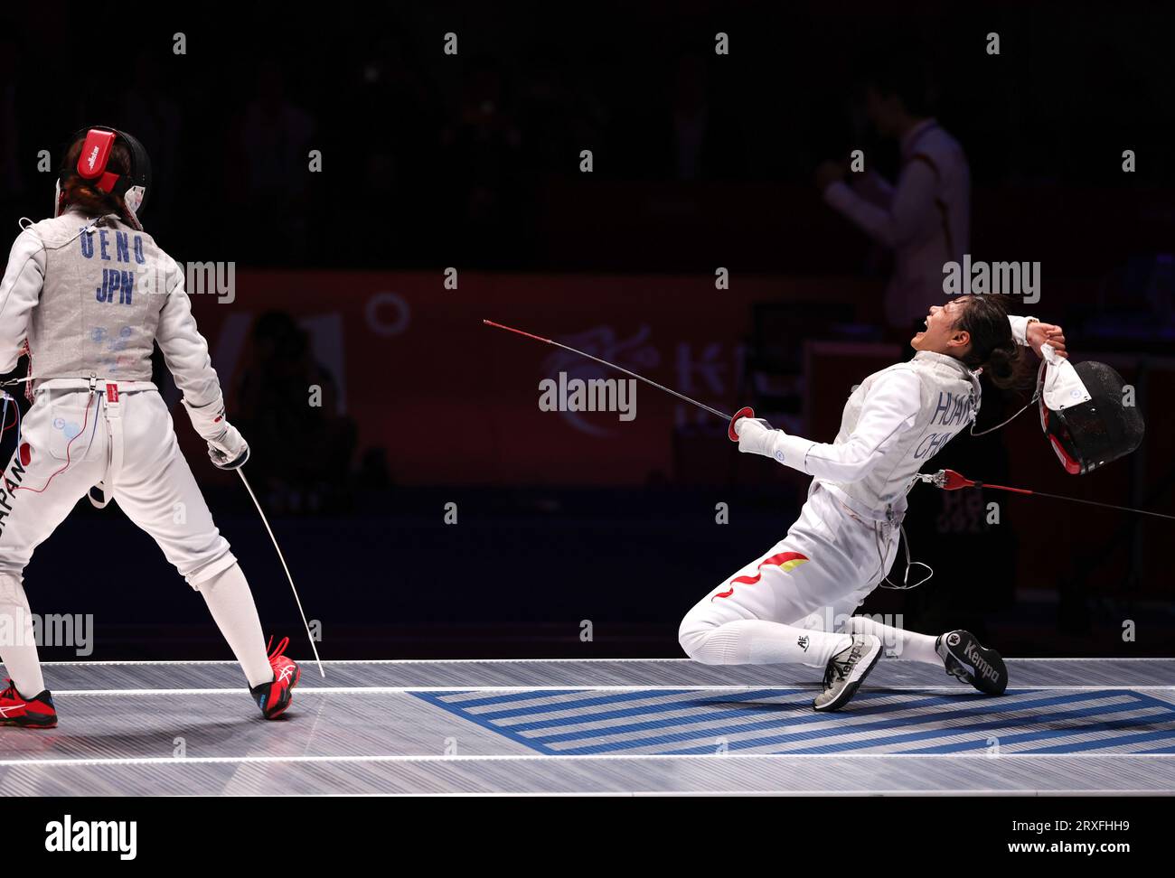 (230925) -- HANGZHOU, Sept. 25, 2023 (Xinhua) -- Huang Qianqian (R) of ...