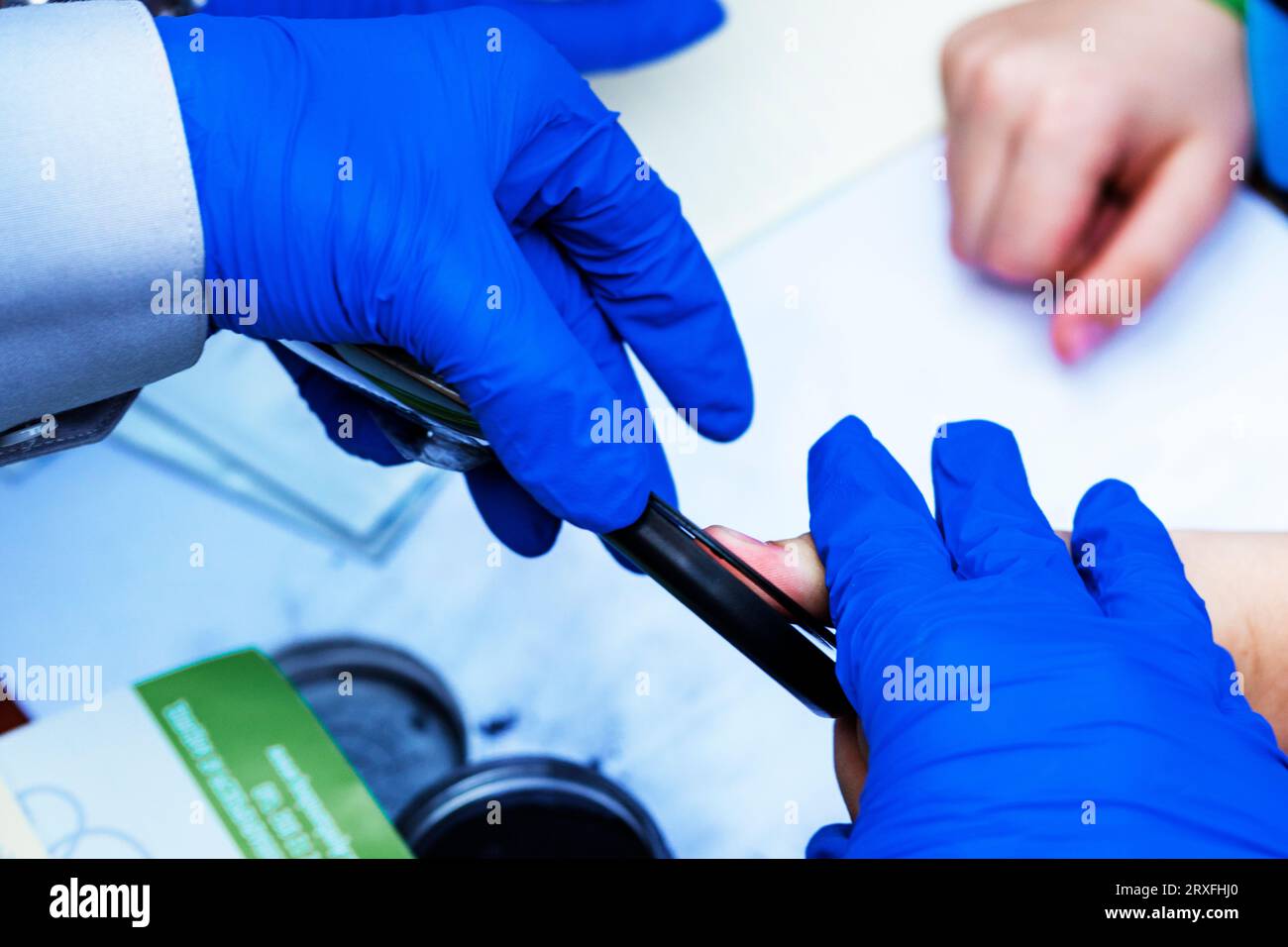 Fingerprint expert hi-res stock photography and images - Alamy